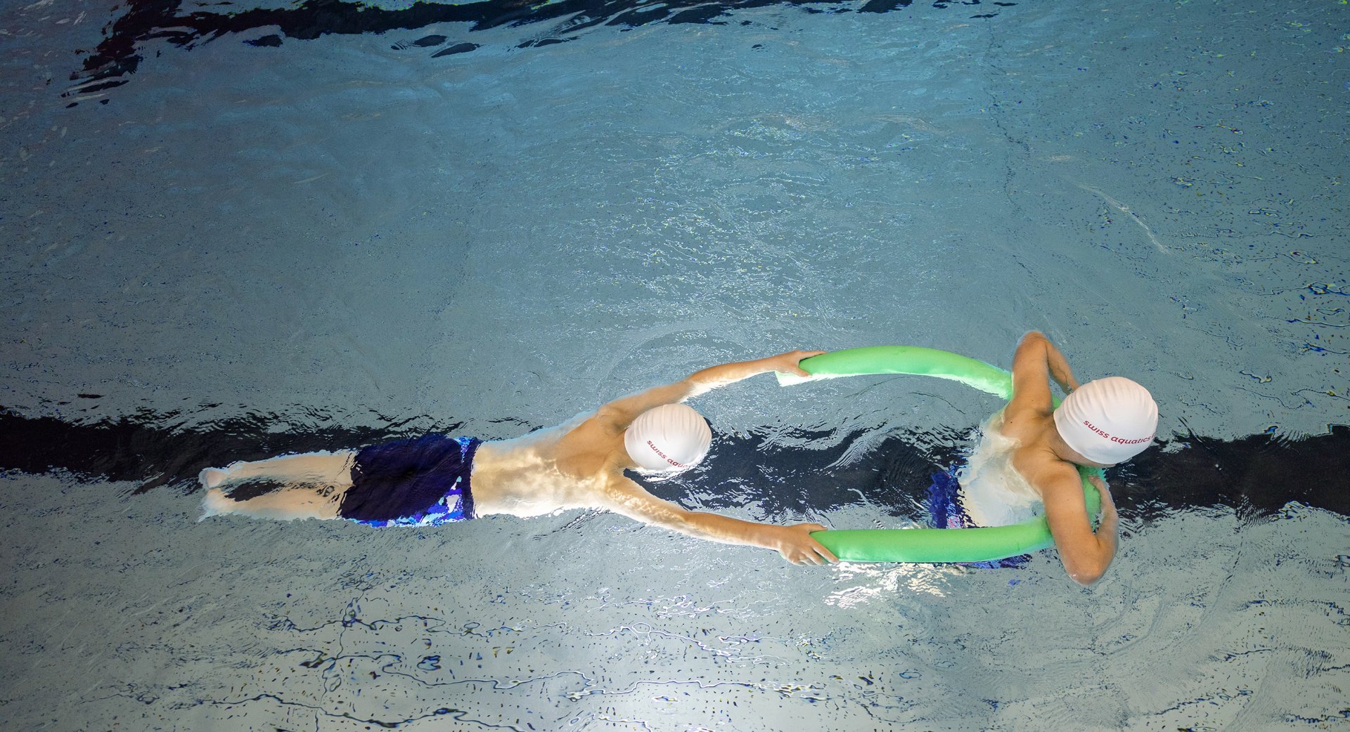 Schwimmen, Wasserball, Wasserspringen –Bewegungsgrundformen im Wasser ...