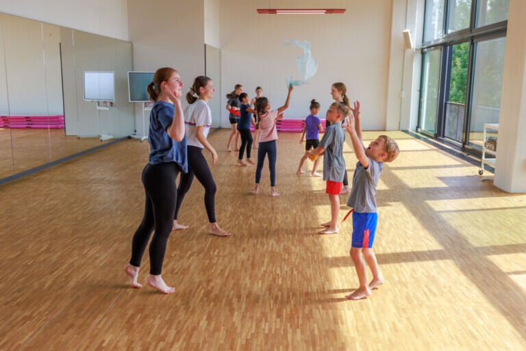 Gymnastique et danse – Effectuer des rotations contrôlées autour de de ...