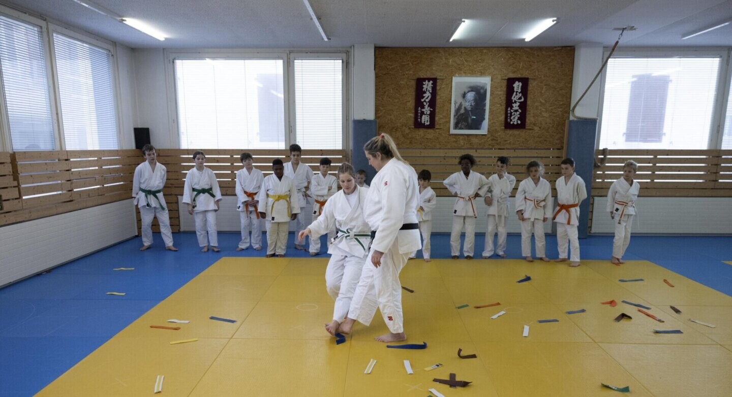 Judo – Savoir chuter ou se faire projeter en toute sécurité, depuis ...
