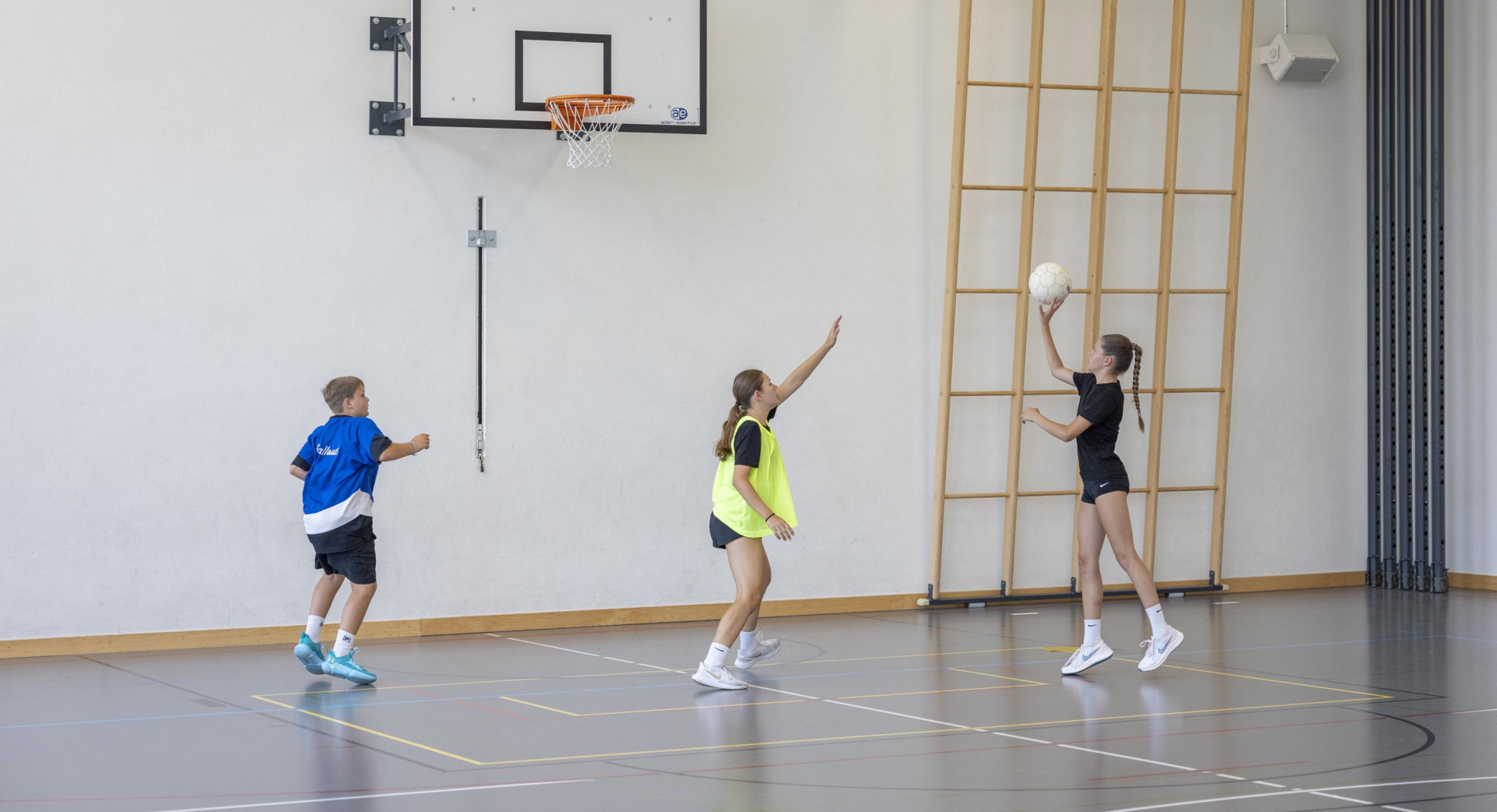 Korbball – Nach Ballgewinn oder Ballverlust rasch umschalten und sich ...