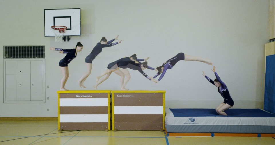 Gymnastique aux agrès – Saut: Renversement lat. avec ¼ tour contre l ...
