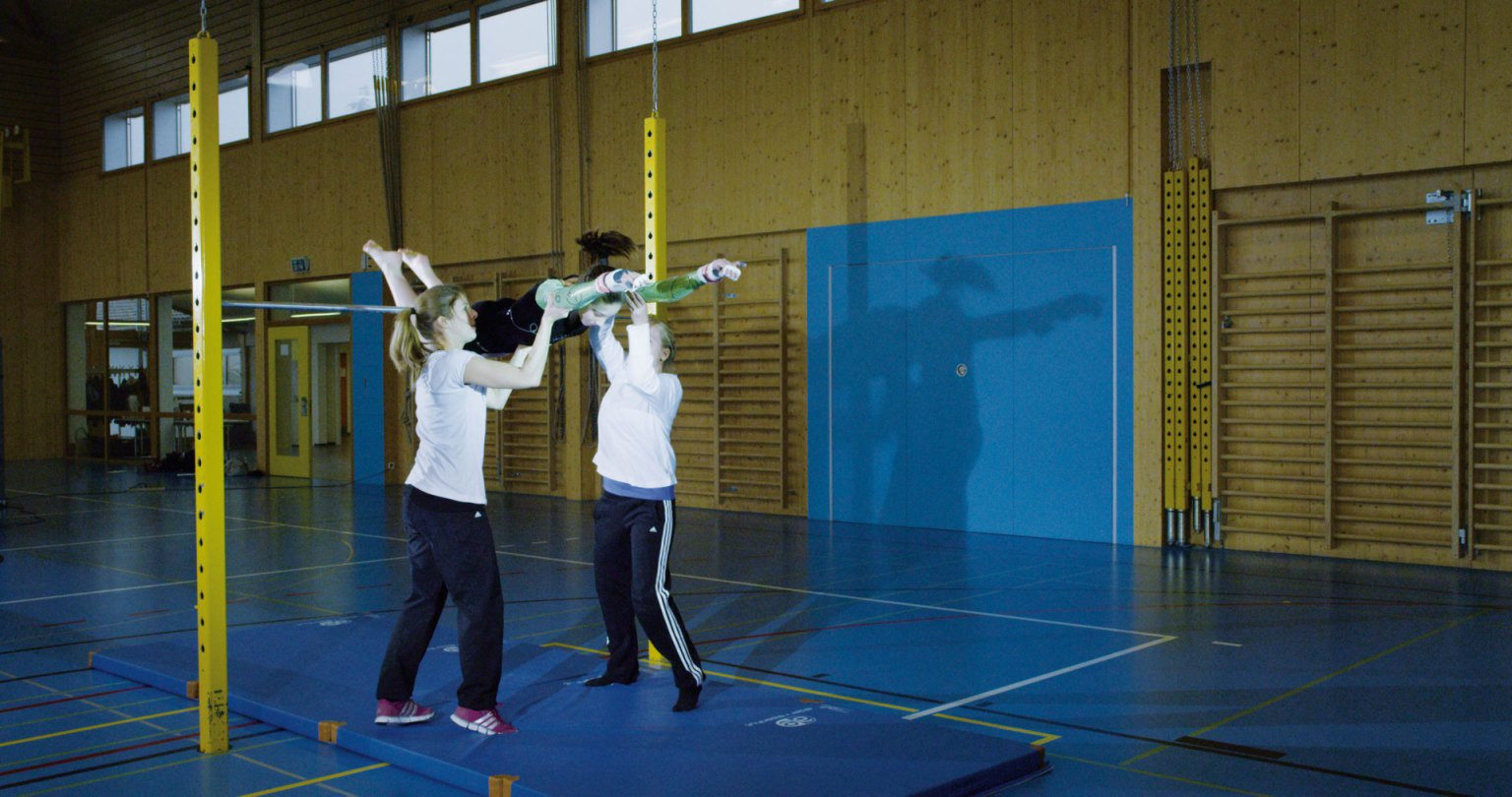 Geräteturnen – Reck: Umschwung rückwärts im Kniehang zum Niedersprung ...