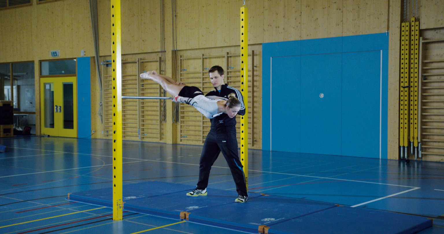 Geräteturnen – Reck: Felge vorwärts (Bauchwelle vorwärts) » mobilesport.ch