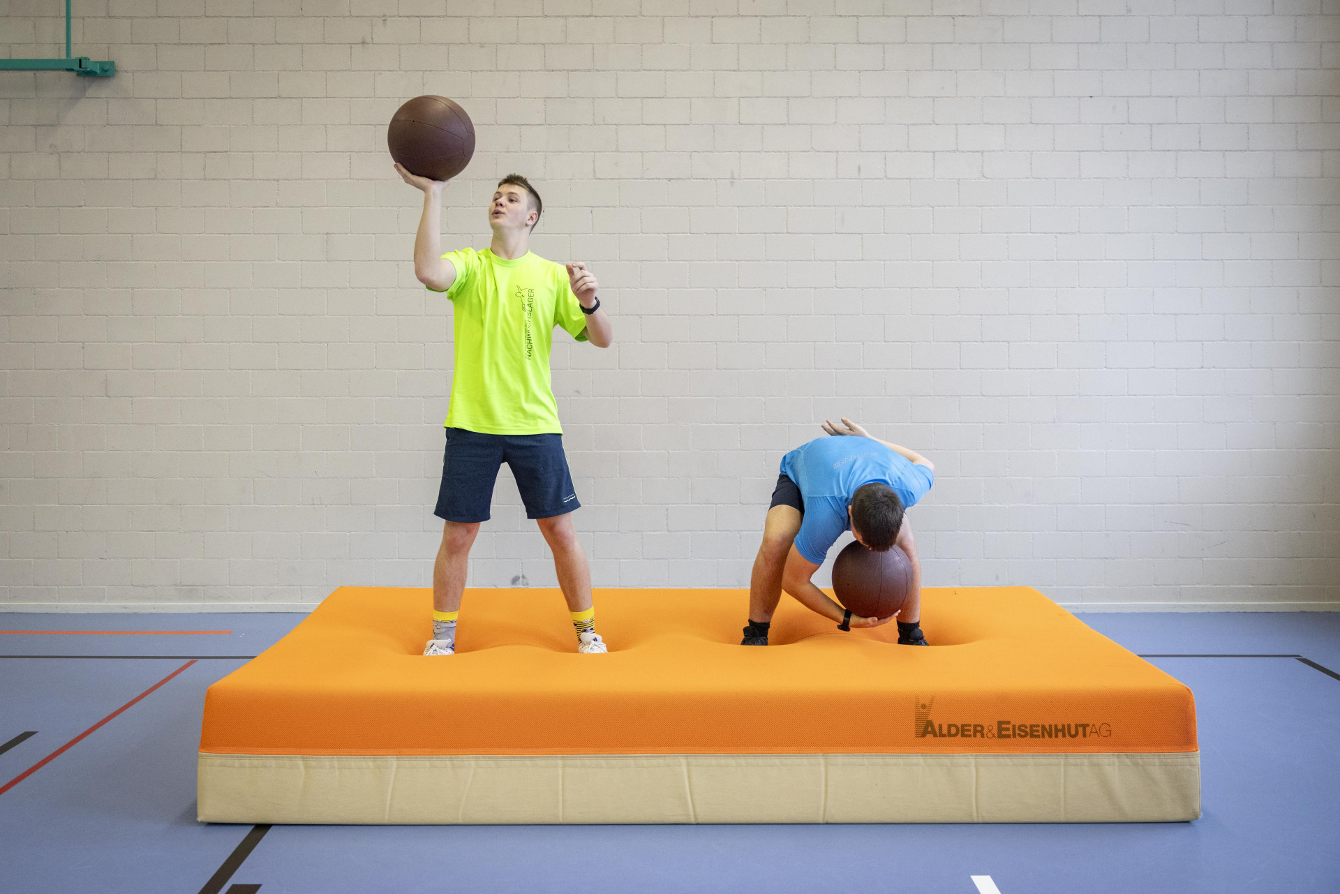 Nationalturnen – Den Körper oder den Stein zielgerichtet stabilisieren: Balance-Heben ...