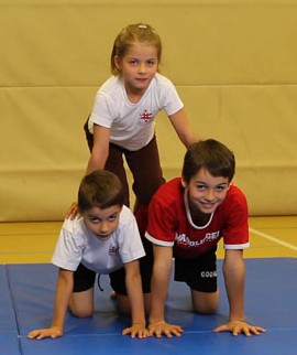 Acrobatie avec partenaire: Construction de pyramides I » mobilesport.ch