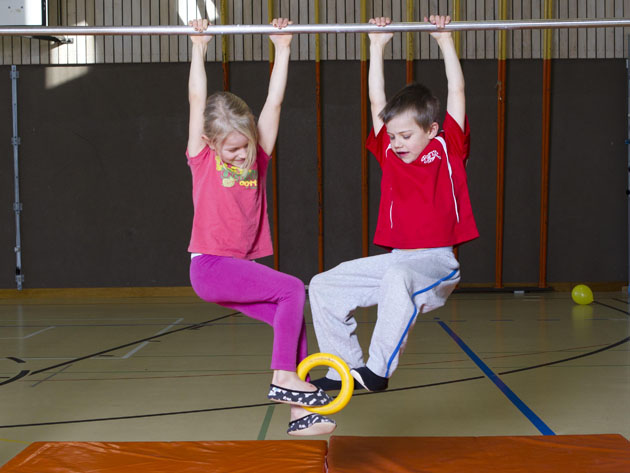 Partnerakrobatik: Schwebender Ring » mobilesport.ch