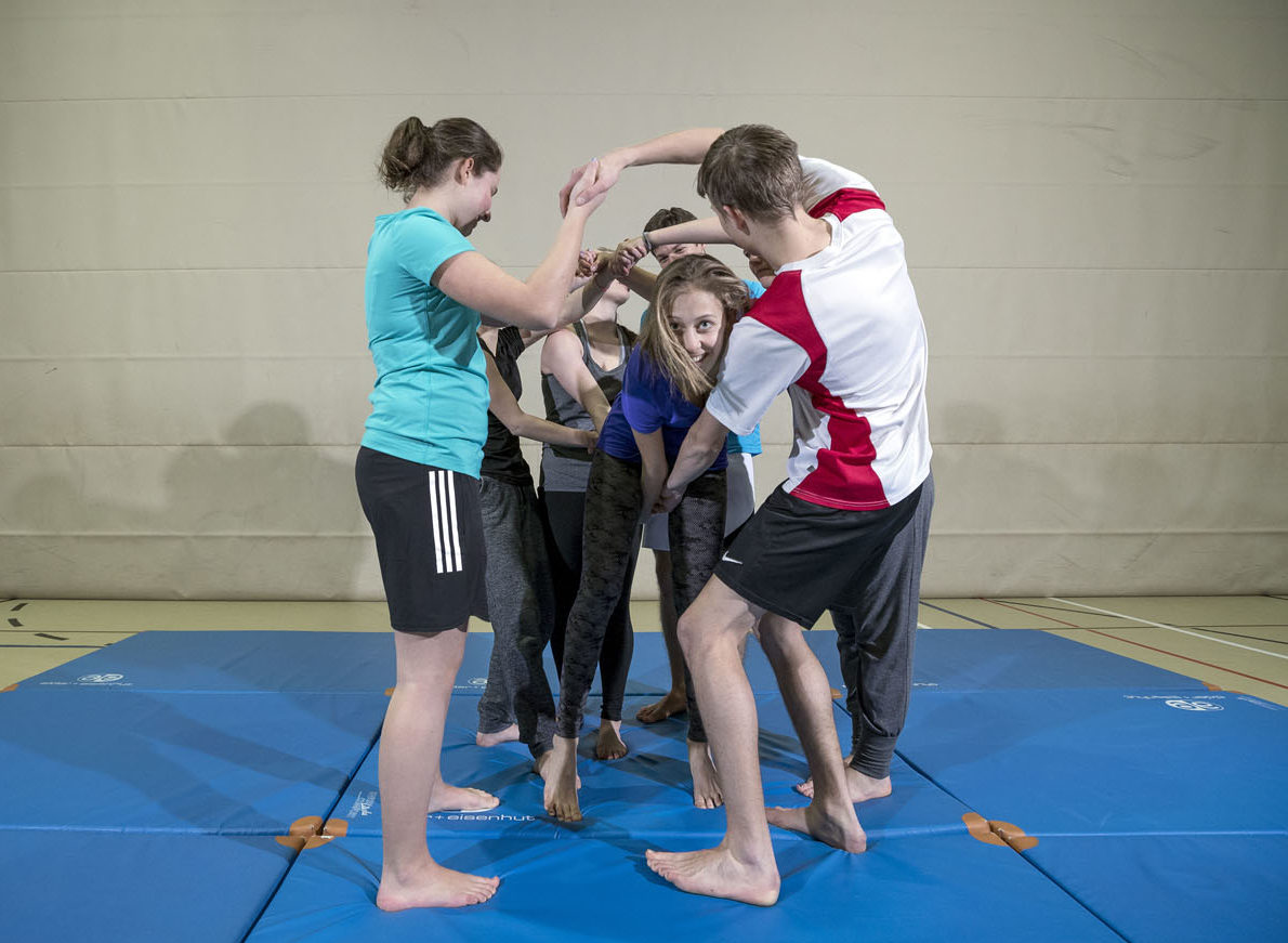 Acrobatie avec partenaire – Début en douceur: Nœud humain » mobilesport.ch