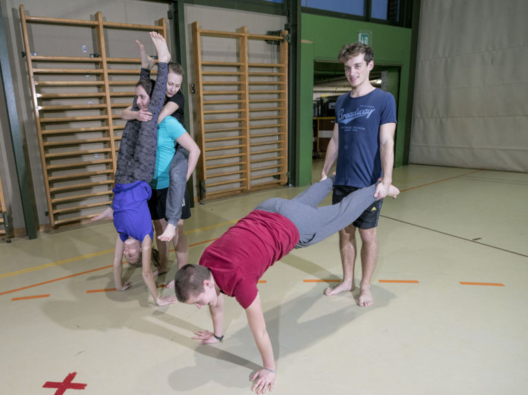 Acrobatie avec partenaire – Début en douceur: Instructions de montage ...