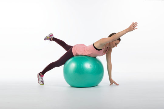 Training mit Hilfsmitteln − Swissball: Rückenstrecker » mobilesport.ch