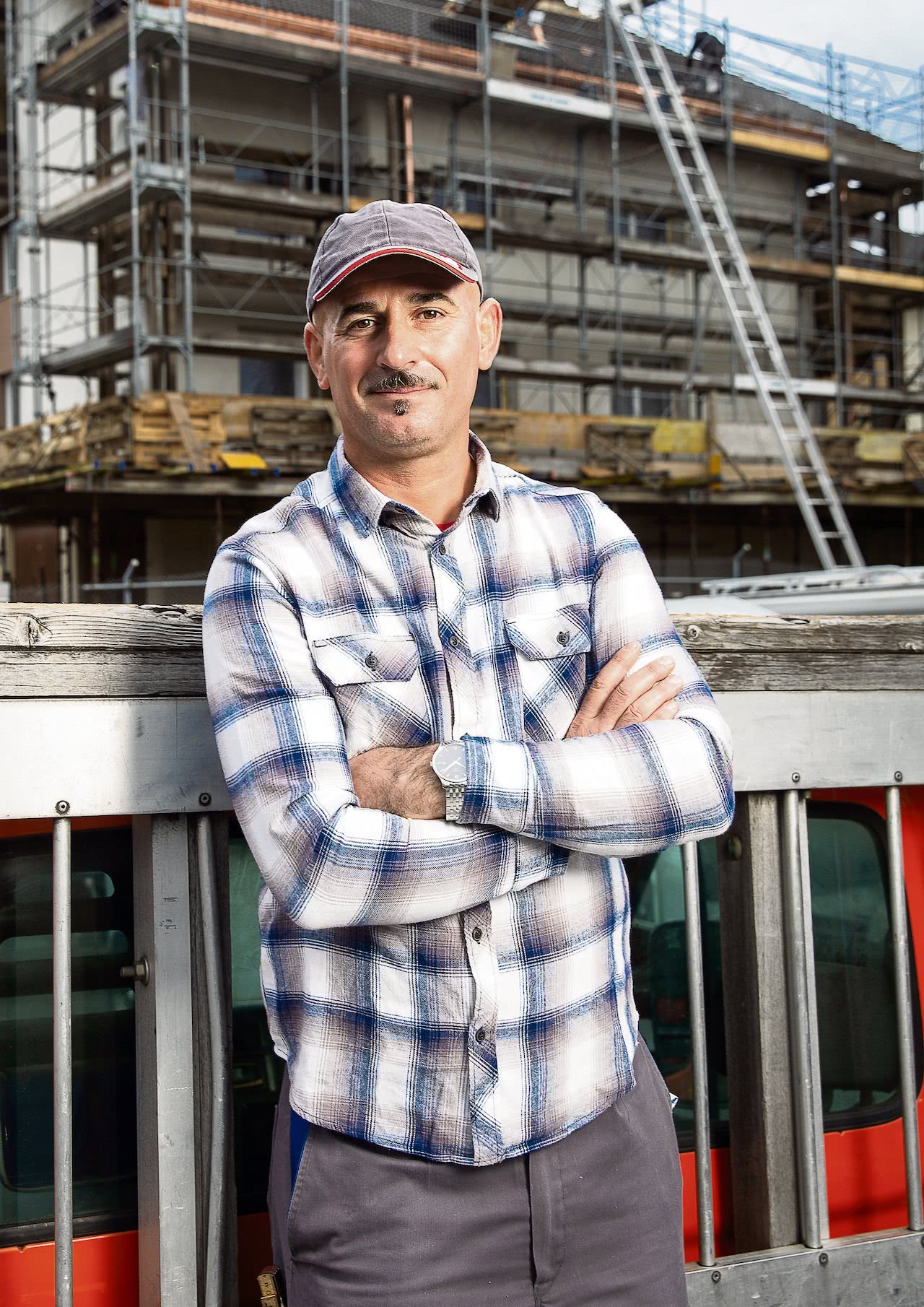 Zimmermann Eduart Braka: «Jeder Tag ist eine Überraschung» » workzeitung.ch