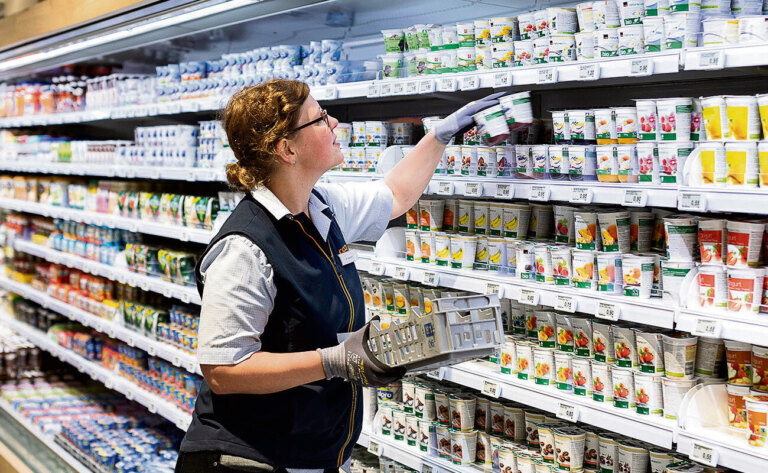 Bessere Löhne wären kein Problem für Detailhändler wie Migros, Coop und ...